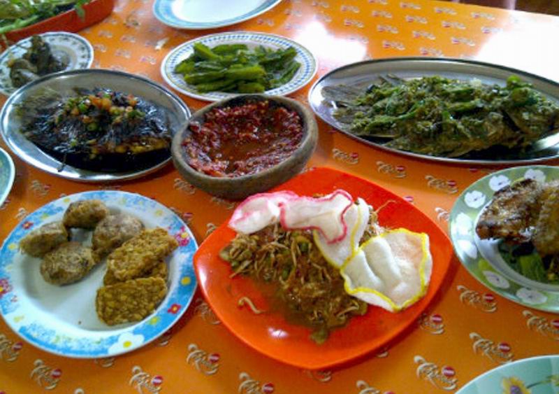 Rumah Makan Lesehan Khas Sunda ''Neng Euis'' di Majalengka